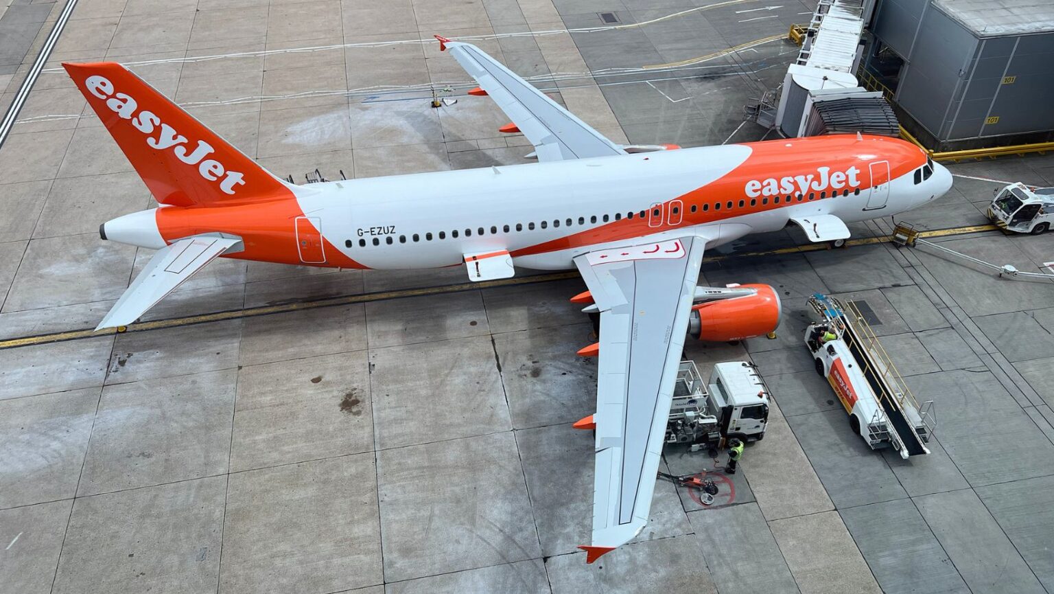 easyJet to roll out digital aircraft technical log across A320 fleet